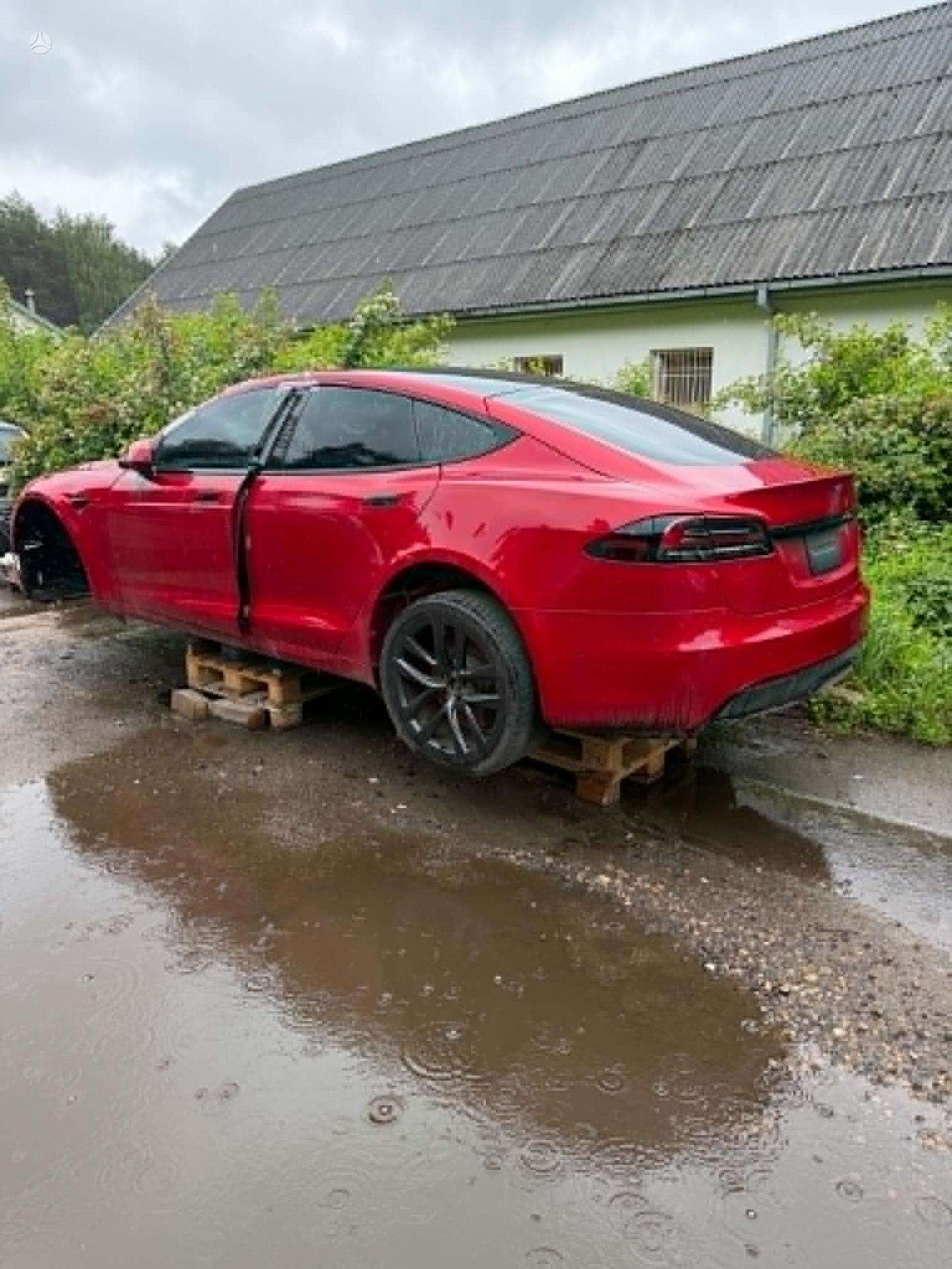 Tesla Model S for parts. Turiu 2025 metu ir 2023 metu turiu dvi ...