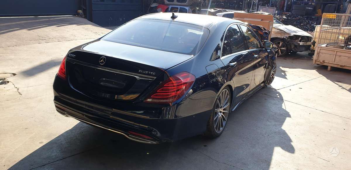 Mercedes-Benz S350 dalimis. S350 2016m yra keletas baltu kebulo detaliu ...