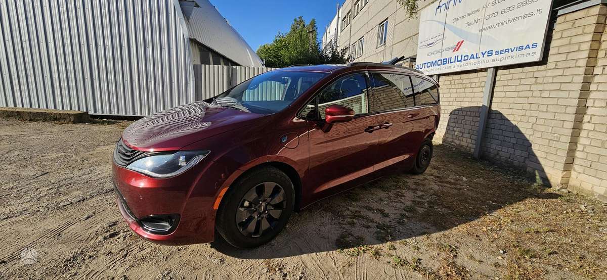 Chrysler Pacifica Limited s hybrid perkant naudotą autodetalę ir ...